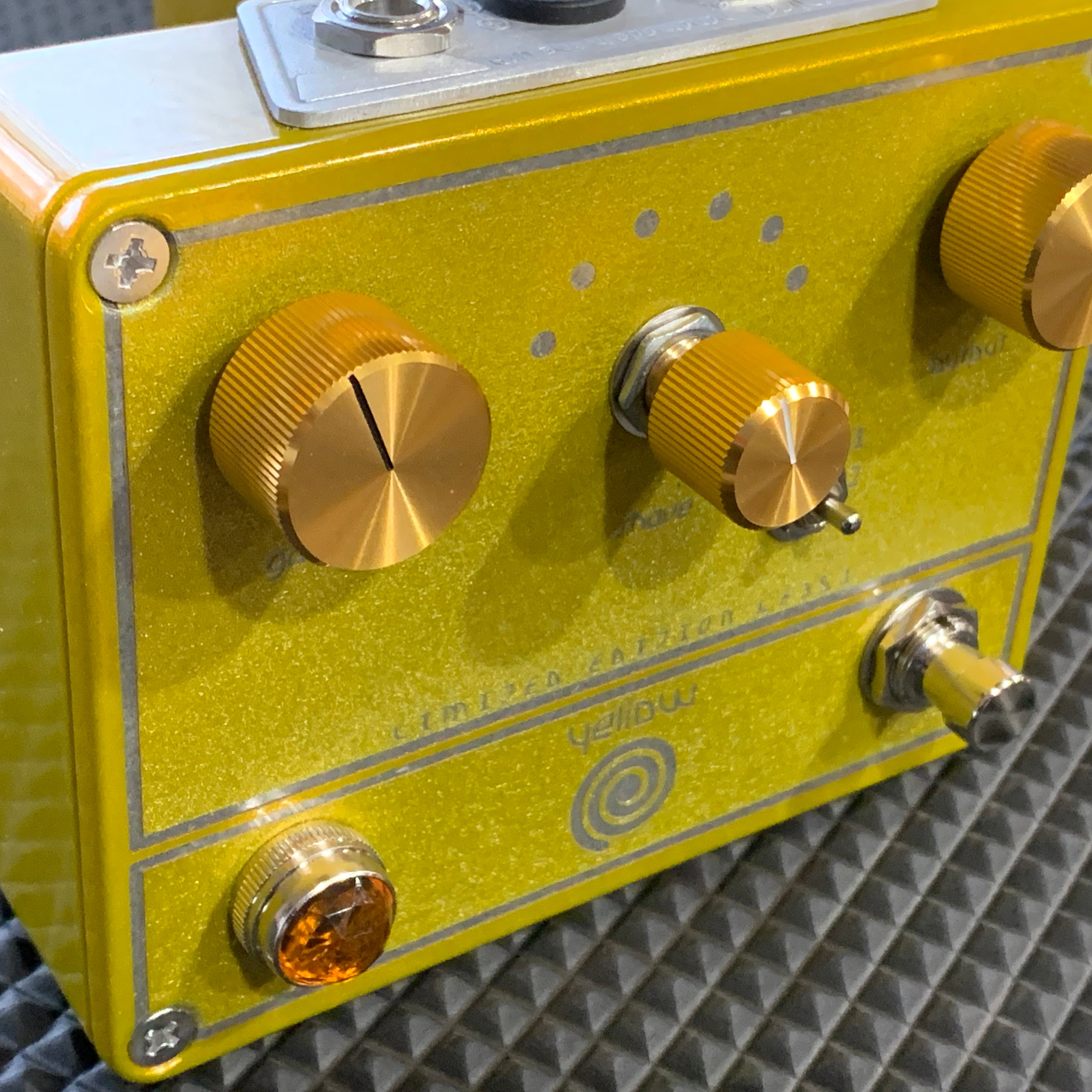 Limited Edition Gold "Folio" LF351 – Spiral Electric FX
